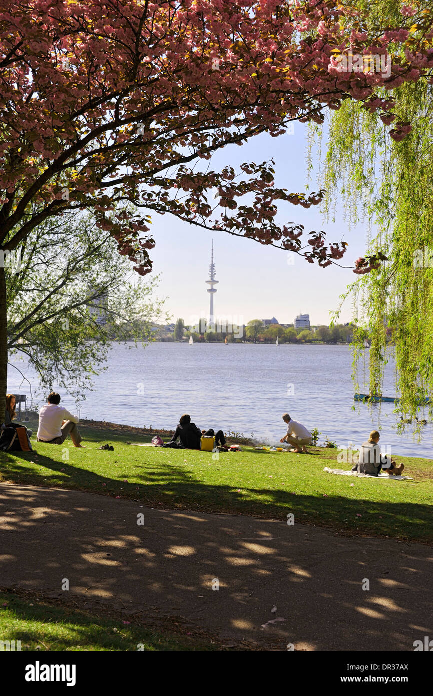 Start of spring, people alongside the Outer Alster, Hanseatic city of ...