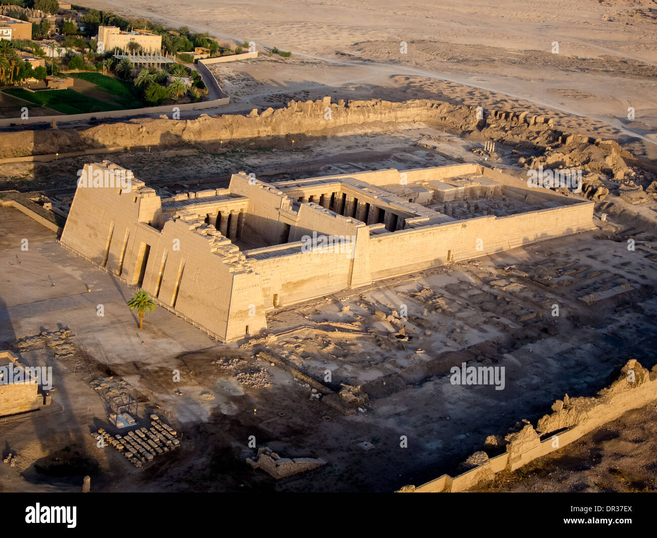 Medinet habu west bank luxor hi-res stock photography and images - Alamy