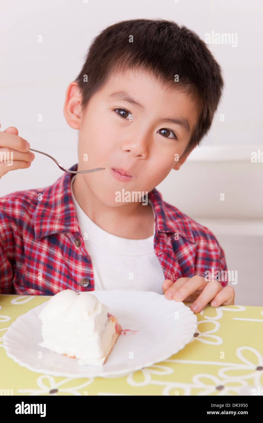 Boy eating cake Stock Photo - Alamy