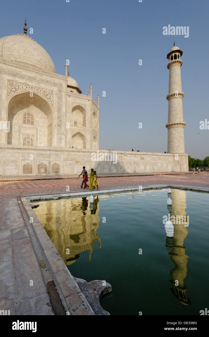 The Taj Mahal reflected in the fountain pools Stock Photo - Alamy