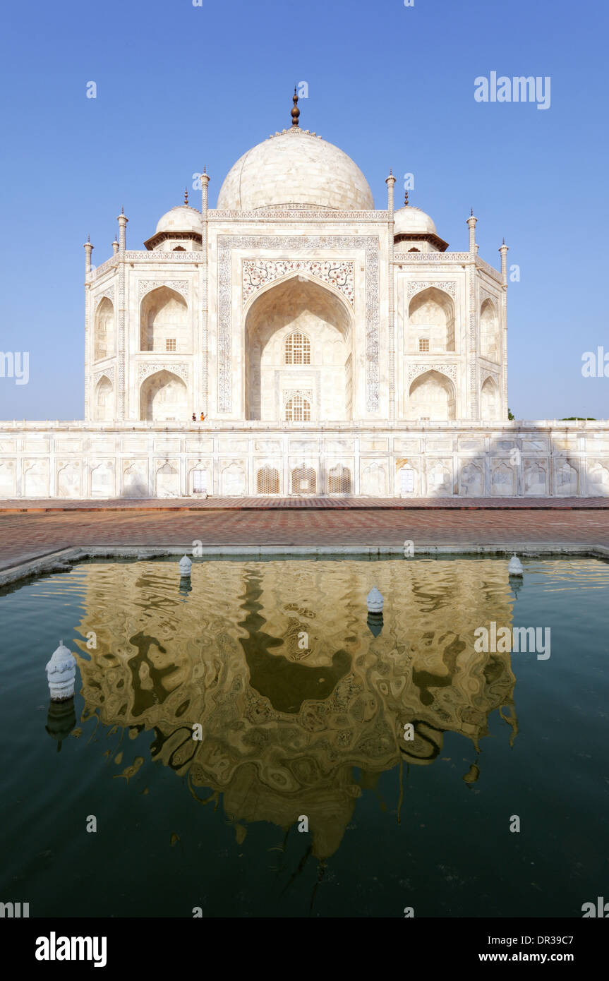 The Taj Mahal reflected in the fountain pools Stock Photo - Alamy