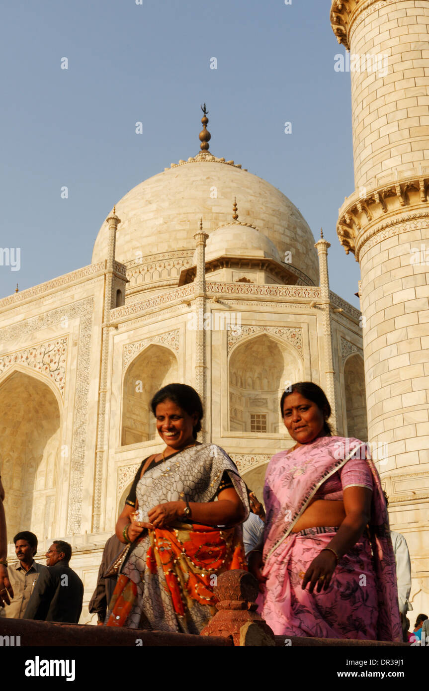 India taj mahal indian woman hi-res stock photography and images - Alamy