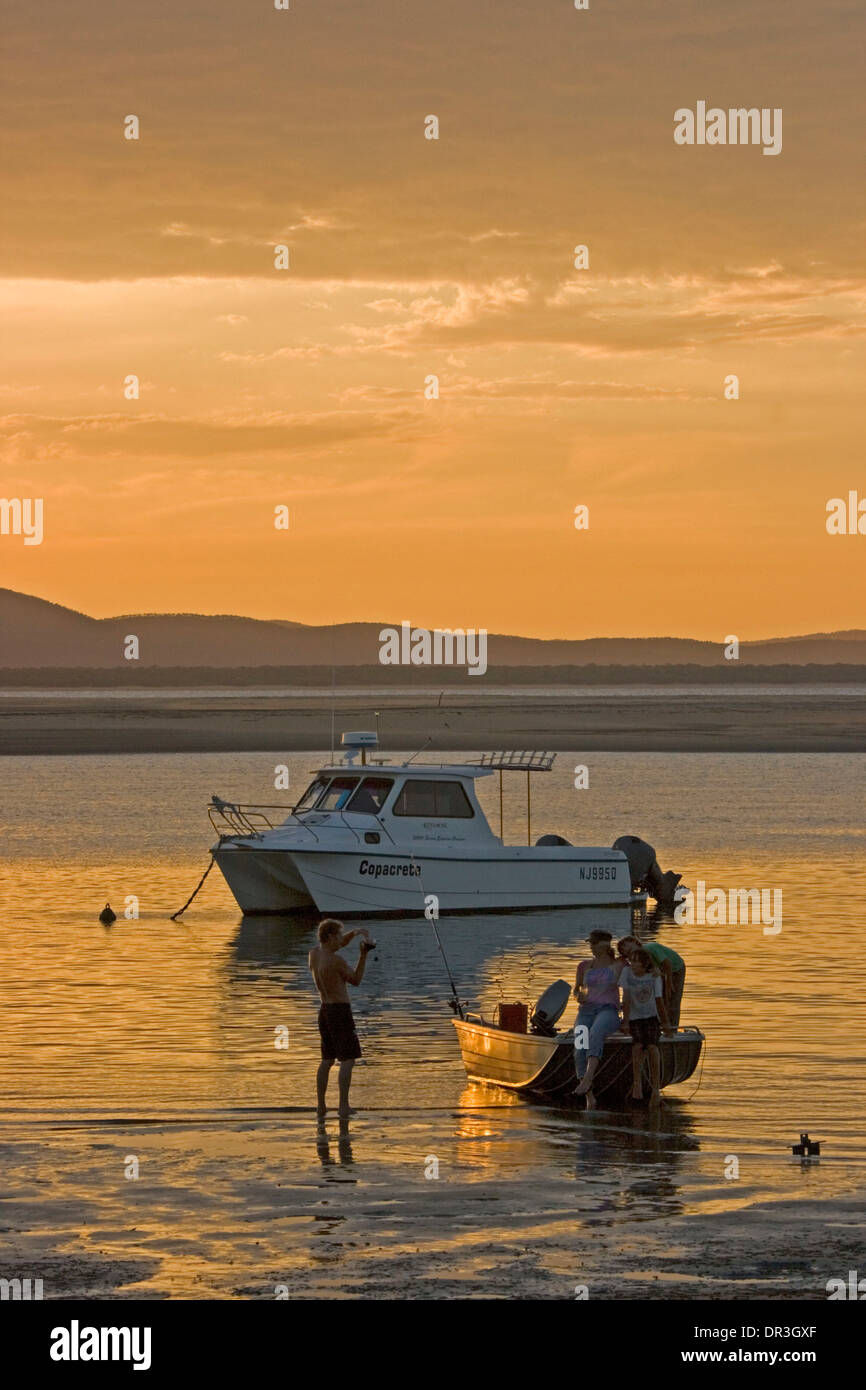 Ocean sunset boat hi-res stock photography and images - Alamy