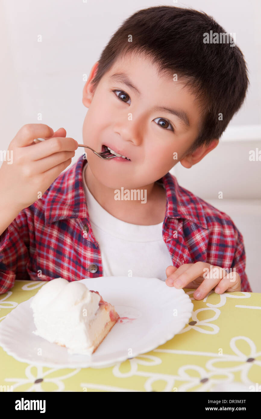 Boy eating cake Stock Photo - Alamy