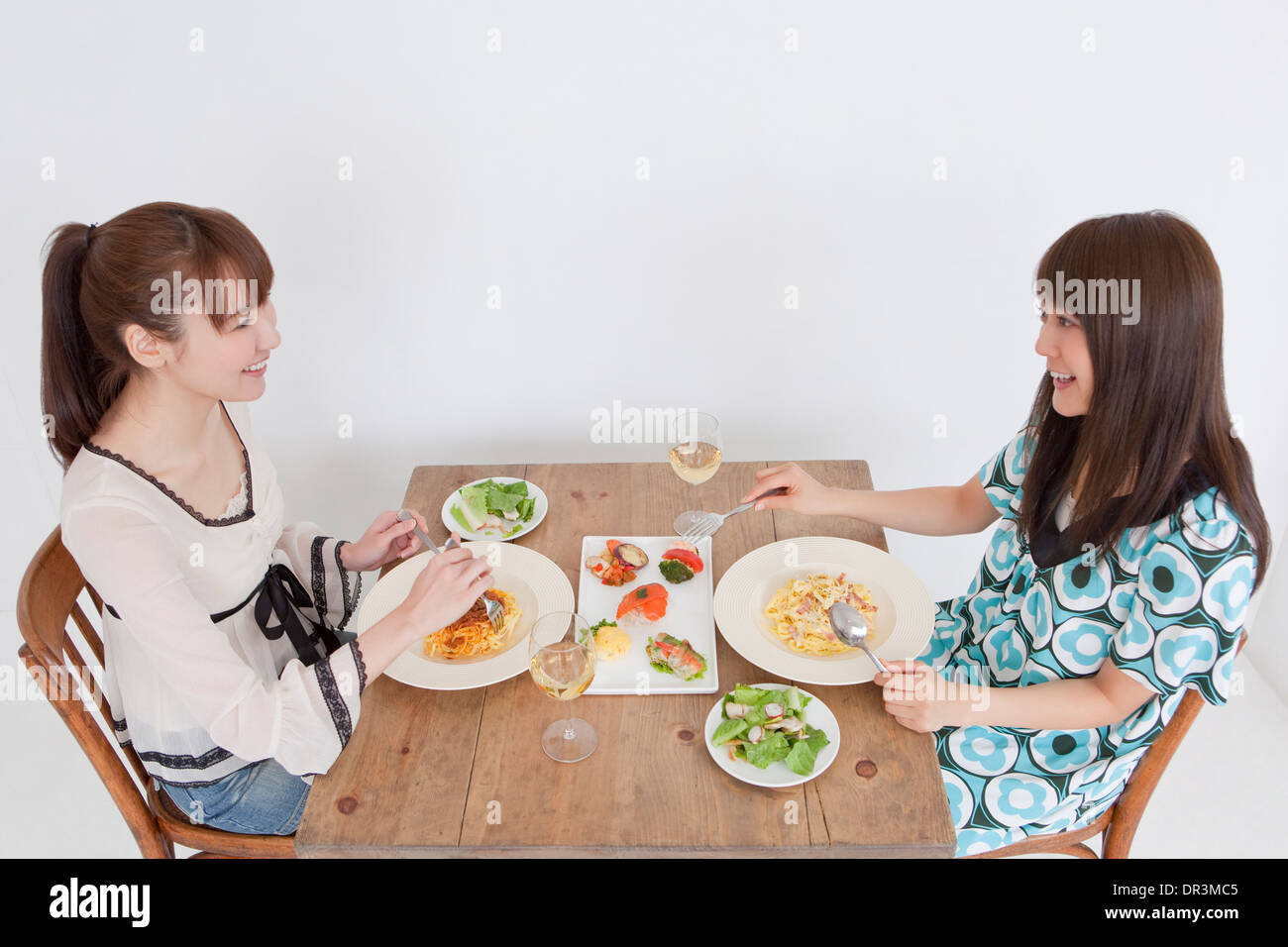Two young women having lunch Stock Photo - Alamy