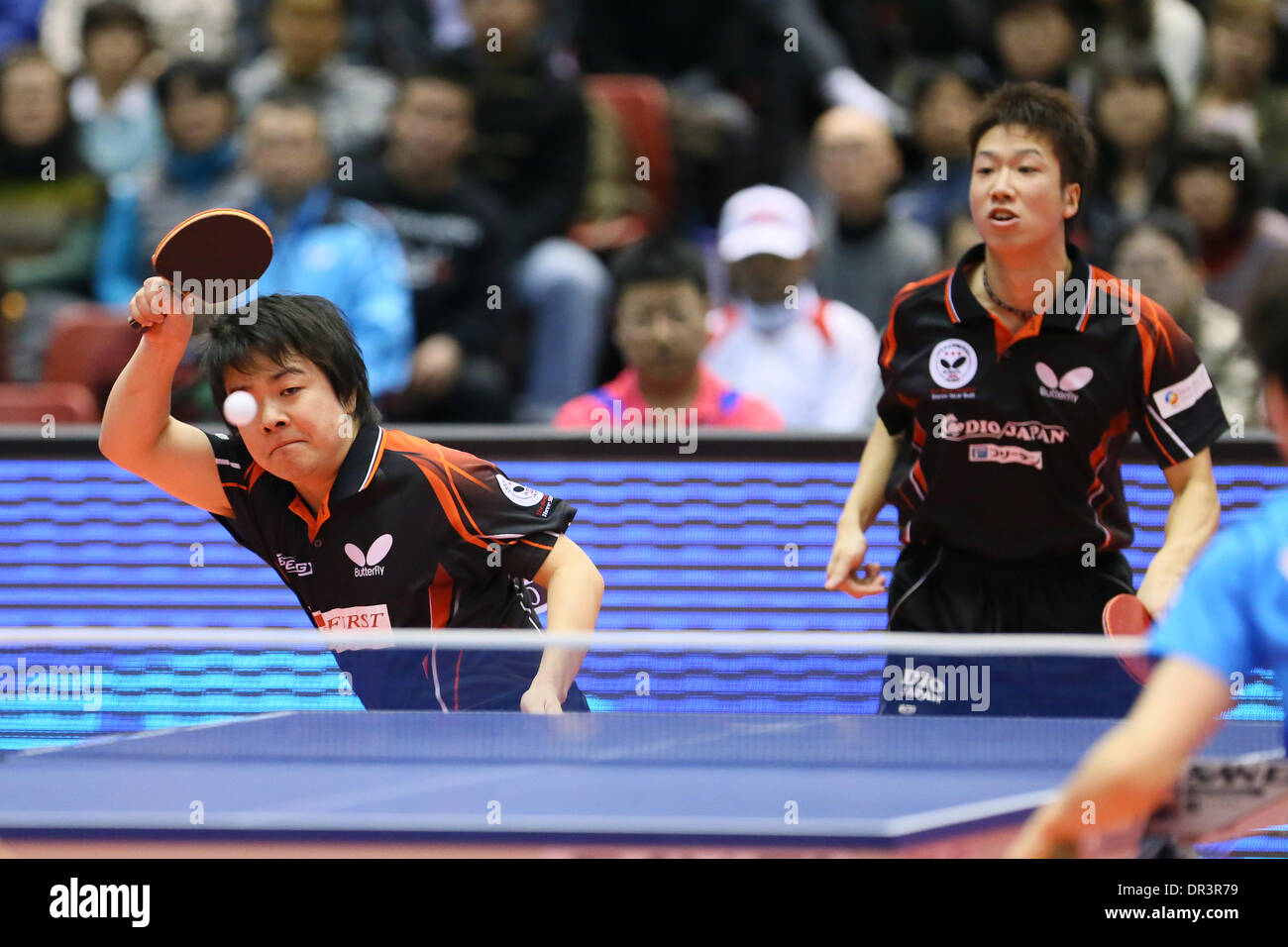 Tokyo Metropolitan Gymnasium, Tokyo, Japan. 18th Jan, 2014. (L to R ...
