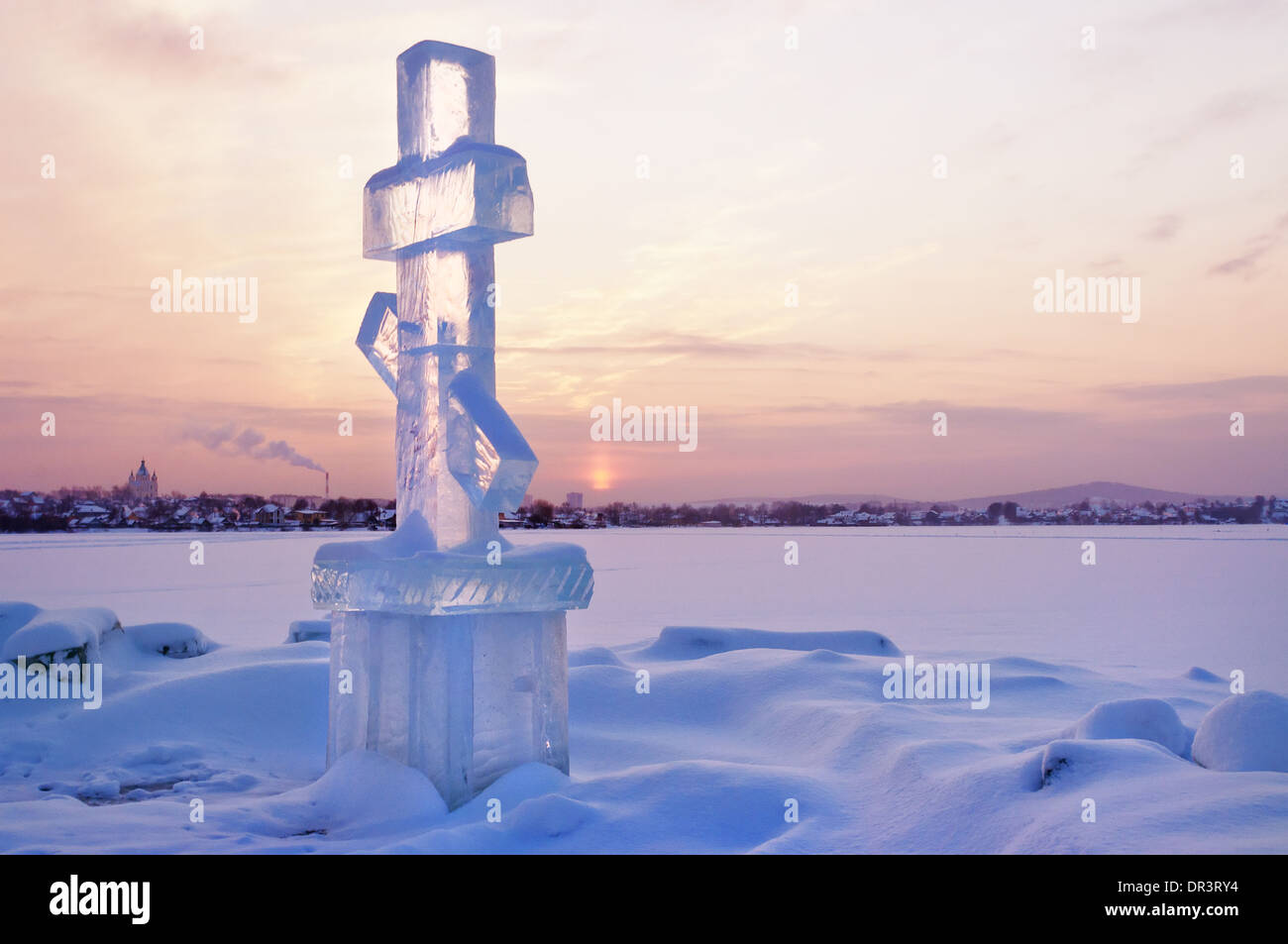 Blue winter cross ice crucifix hi-res stock photography and images - Alamy
