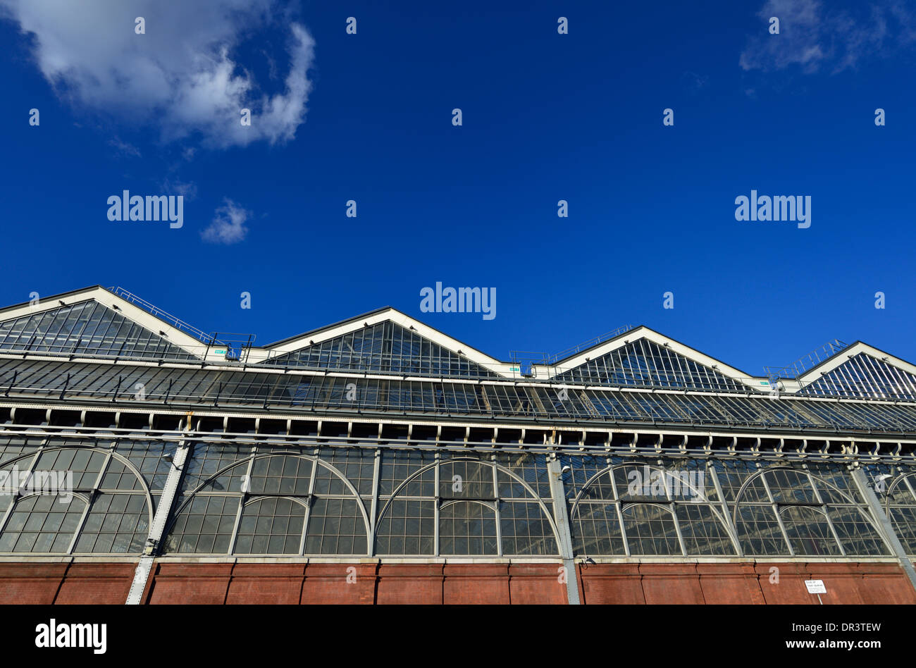 Leave waterloo station hi-res stock photography and images - Alamy