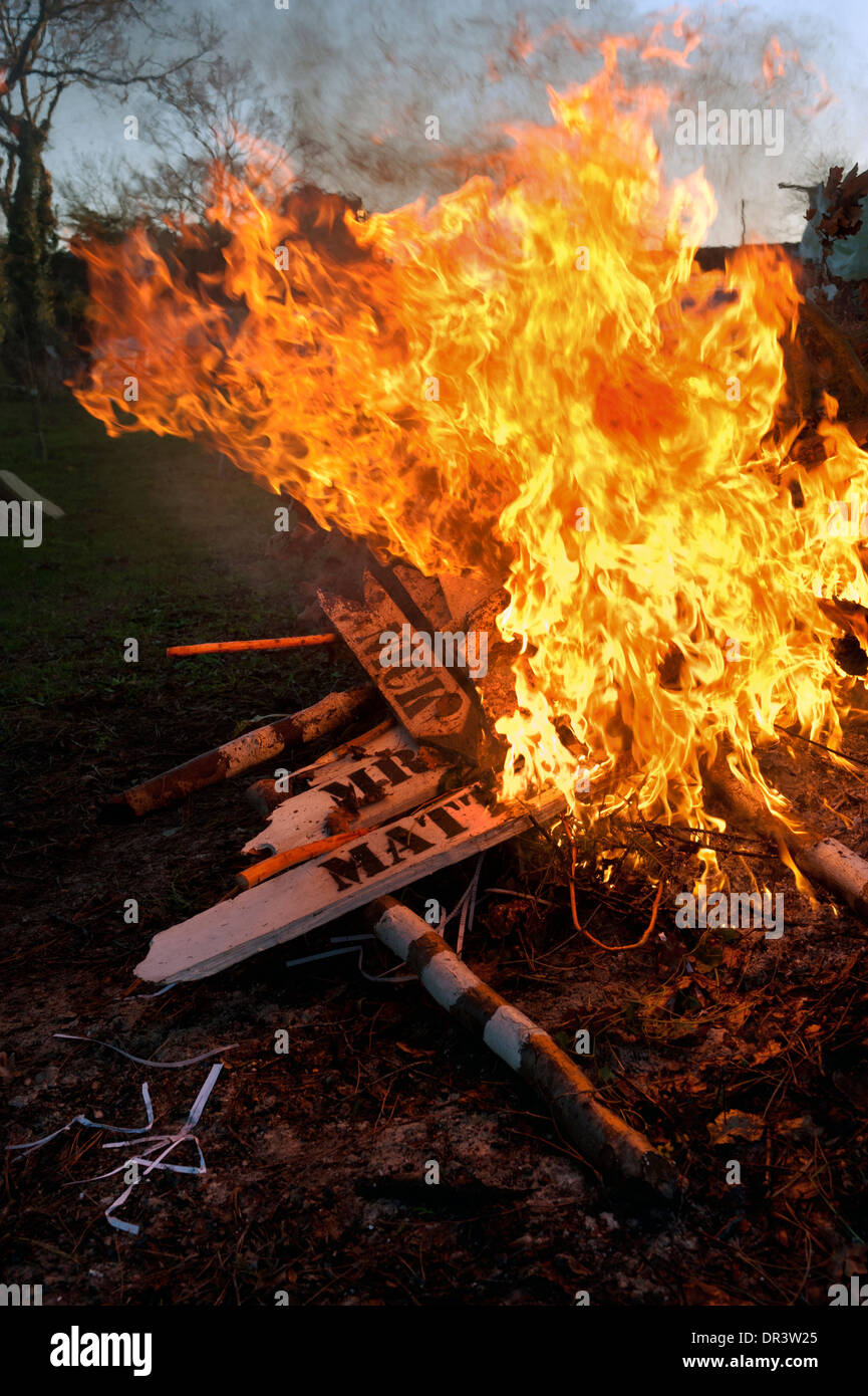 Bonfire burning hi-res stock photography and images - Alamy
