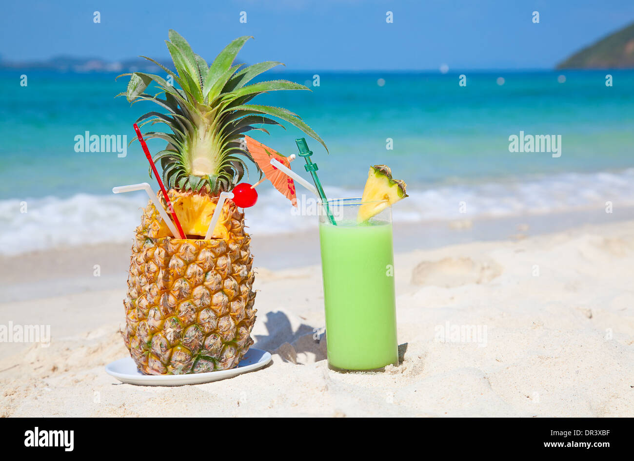 Summer cocktails blur beach on hi-res stock photography and images - Alamy