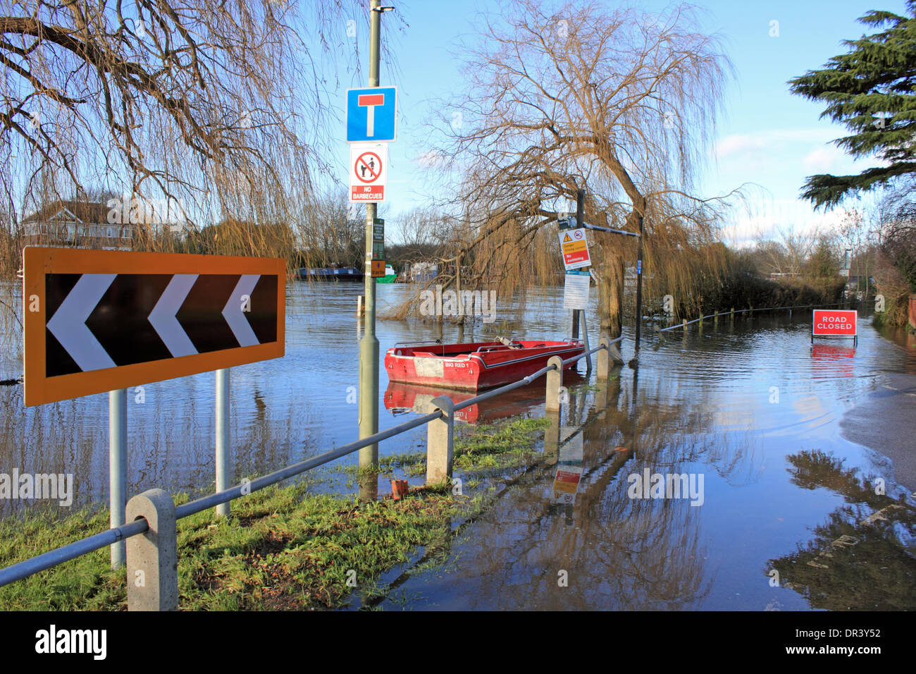 River thames laleham hi-res stock photography and images - Alamy