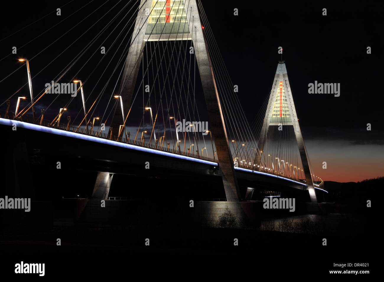 Dark bridge hi-res stock photography and images - Alamy