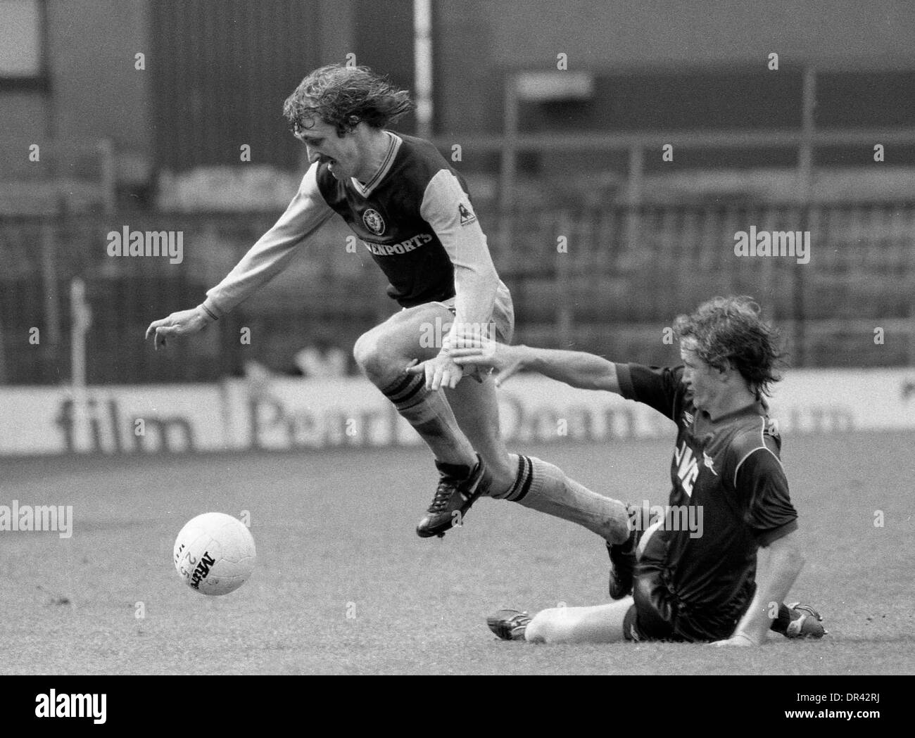 Footballer v action hi-res stock photography and images - Alamy