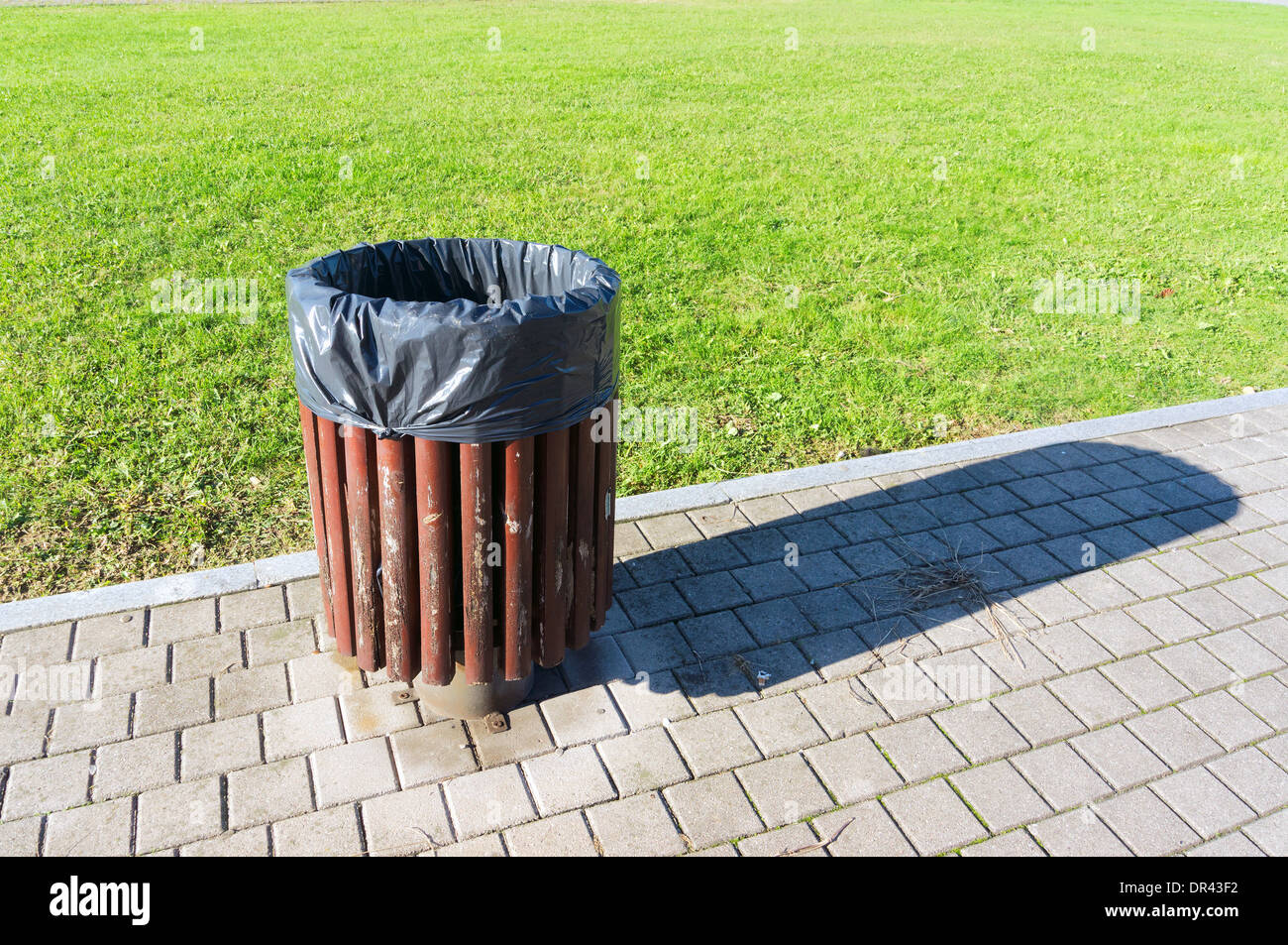 Park waste box hi-res stock photography and images - Alamy