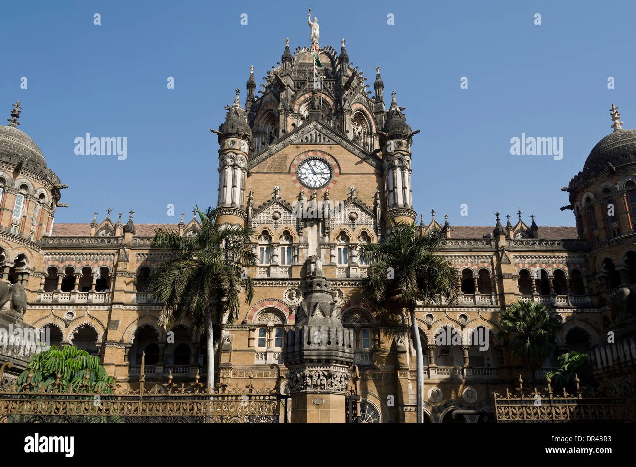 Victoria station mumbai hi-res stock photography and images - Alamy