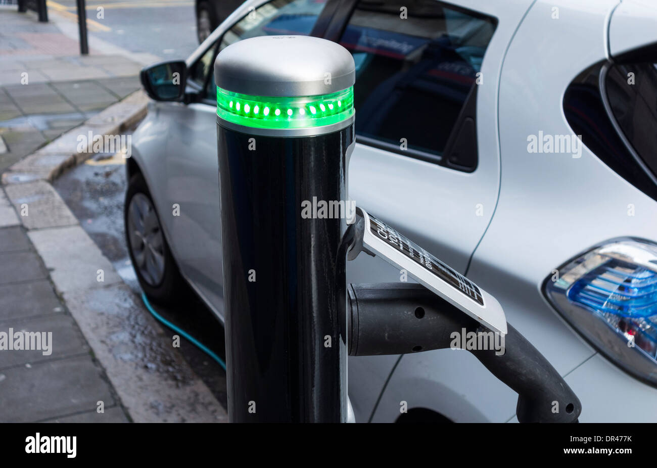 Electric car charging hi-res stock photography and images - Alamy