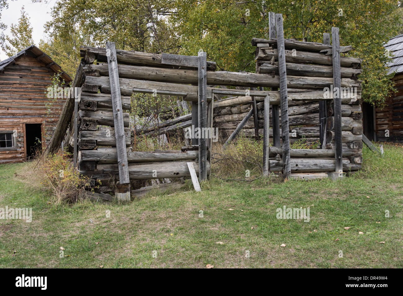 Abandoned log cabin hi-res stock photography and images - Alamy