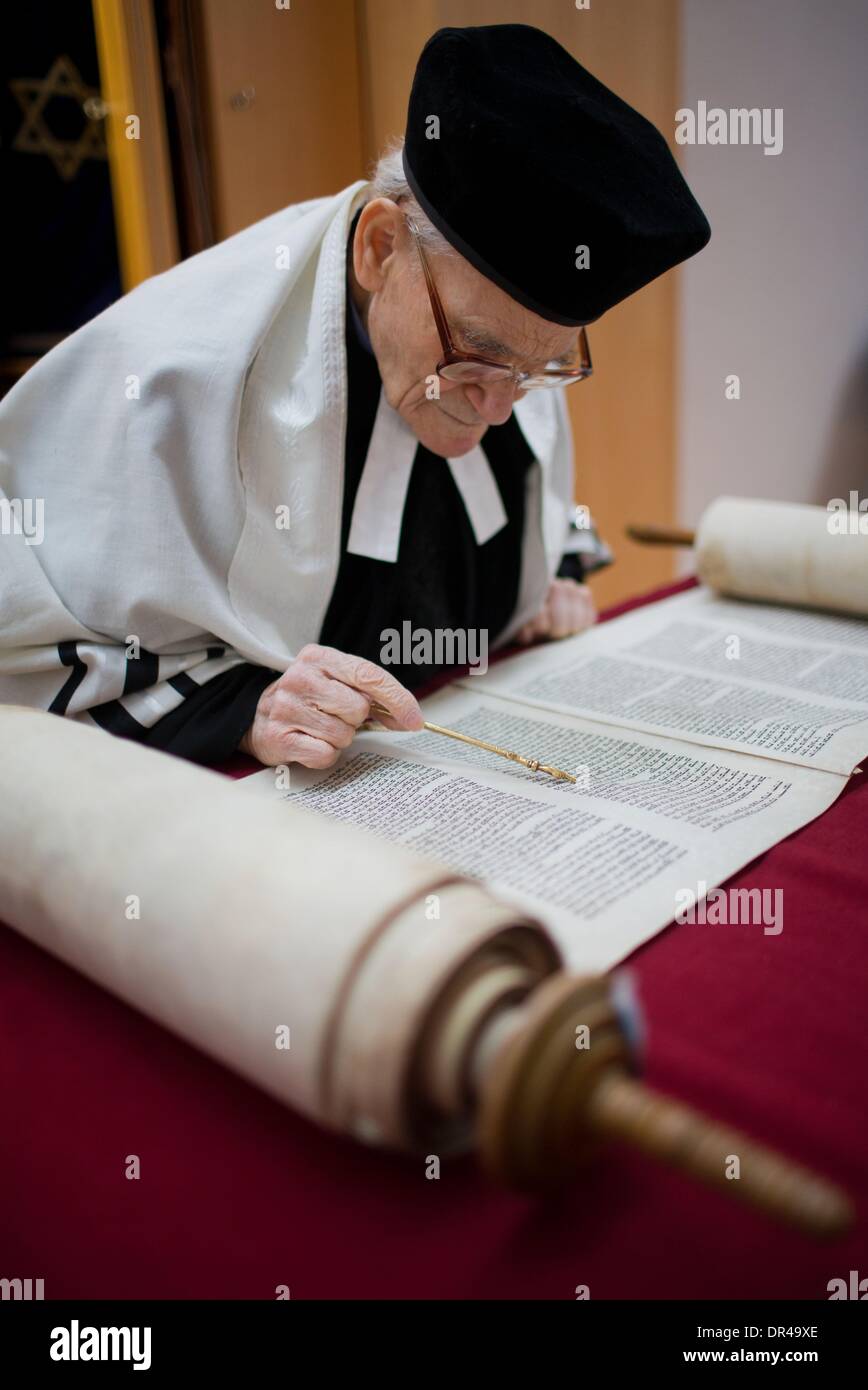 Jewish rabbi headgear hi-res stock photography and images - Alamy