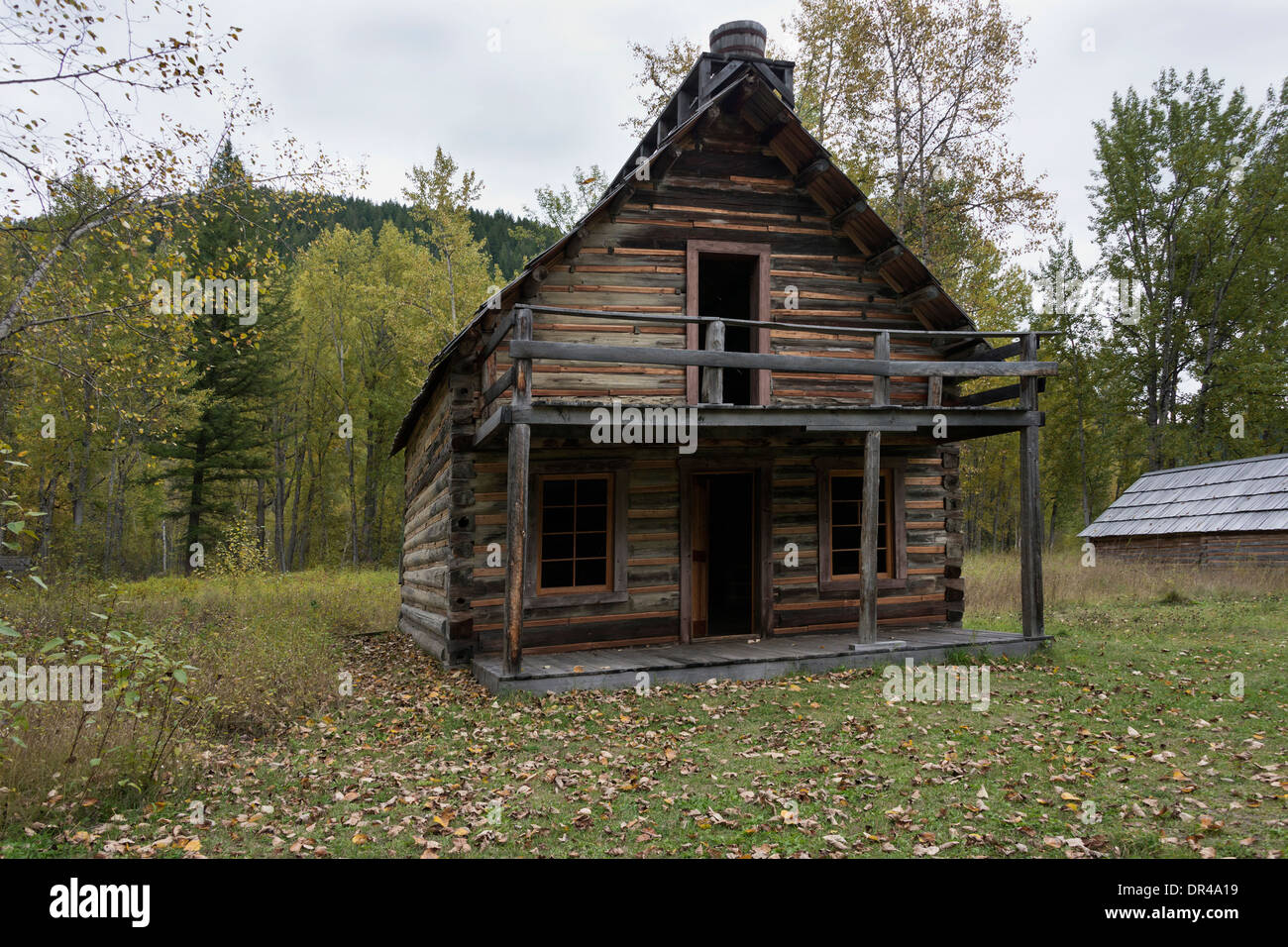 Two story log tong house hi-res stock photography and images - Alamy