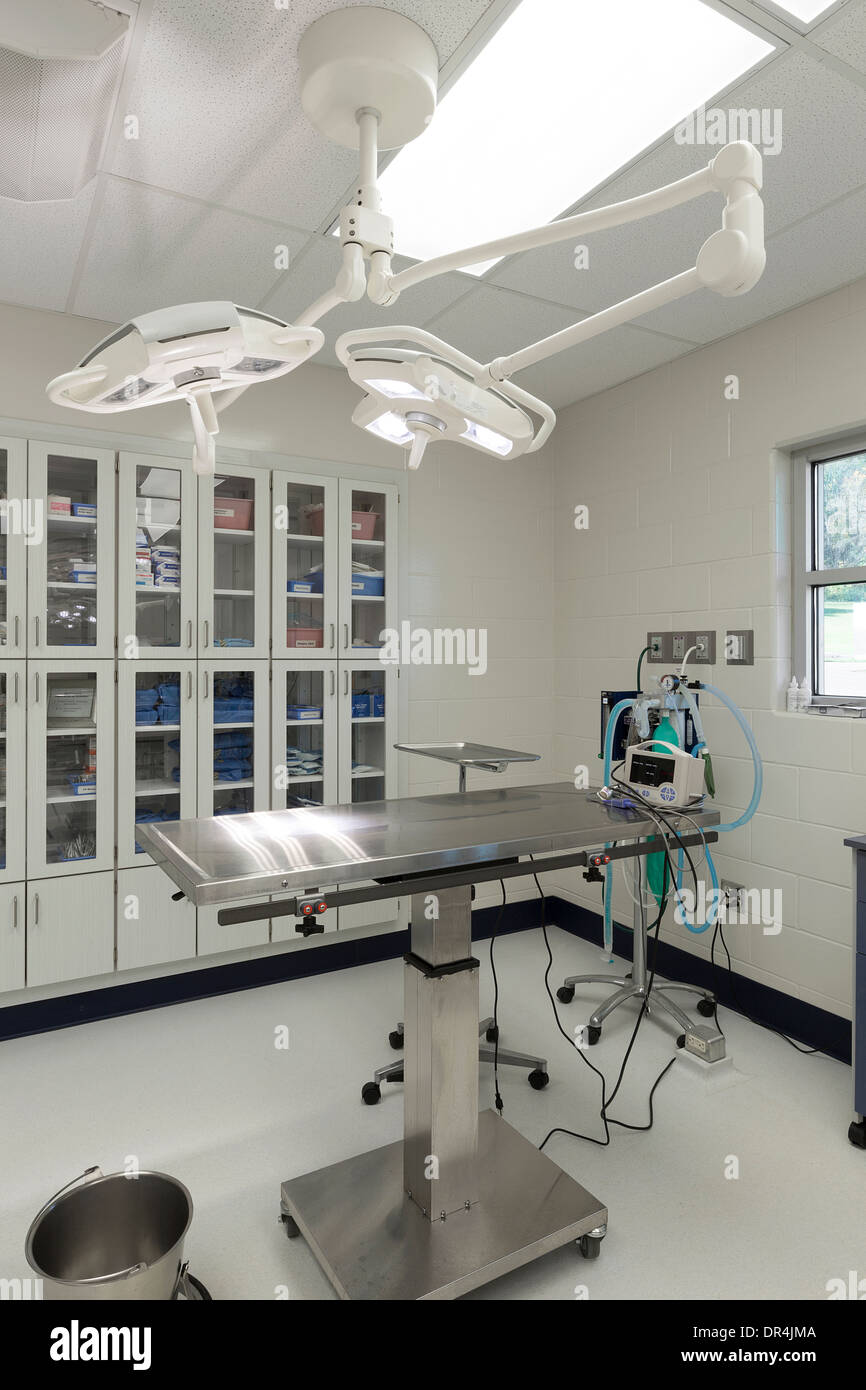 Operating table hospital hi-res stock photography and images - Alamy