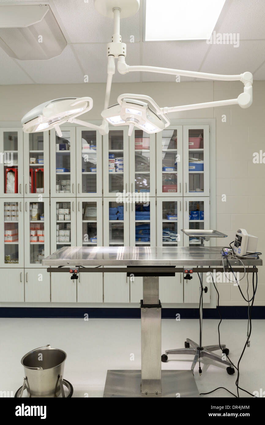 Operating table hospital hi-res stock photography and images - Alamy