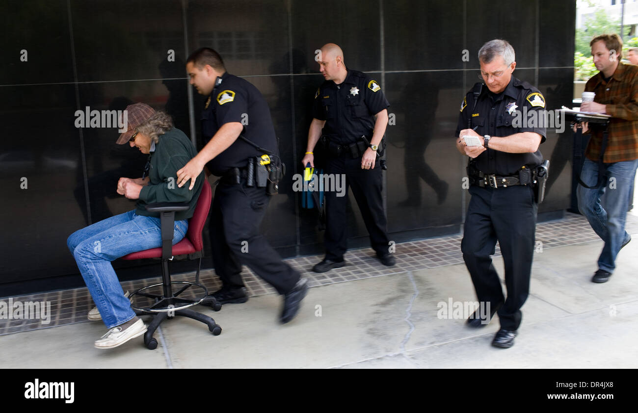Courthouse steps hi-res stock photography and images - Alamy
