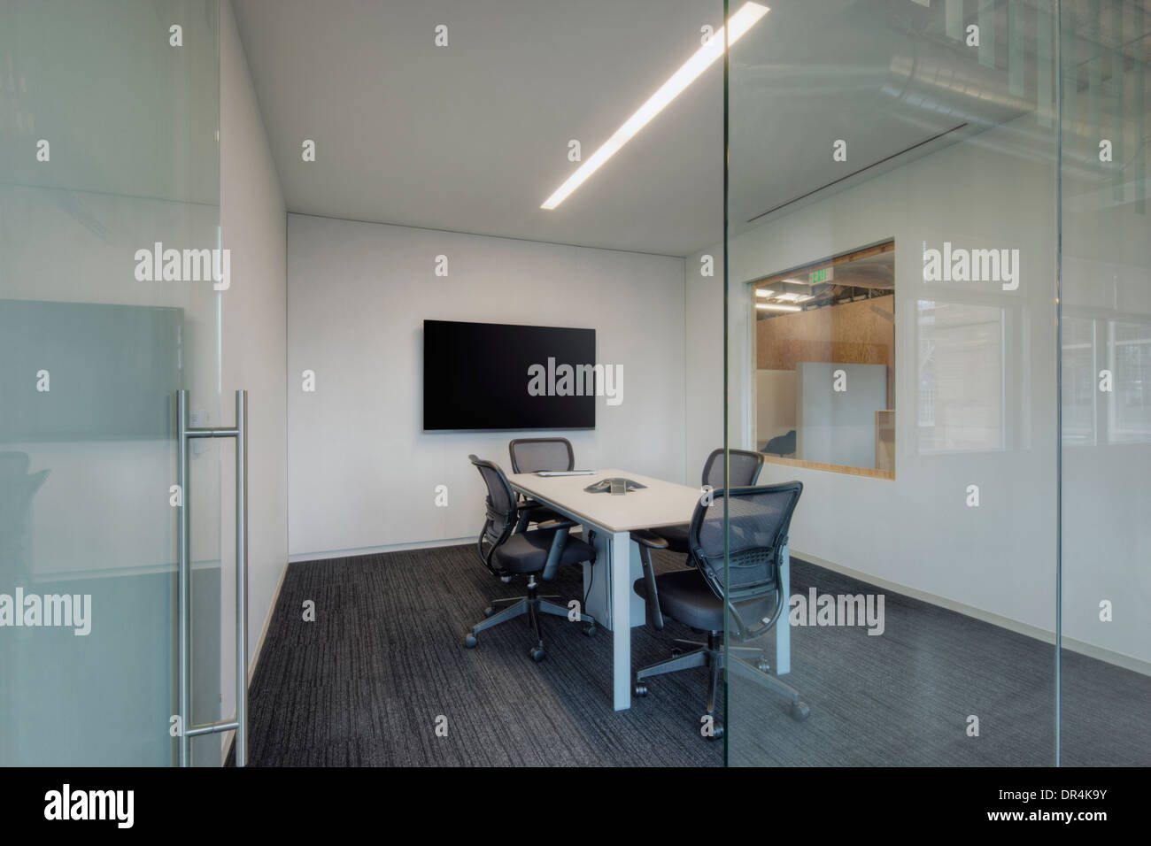 Empty meeting room technology hi-res stock photography and images - Alamy