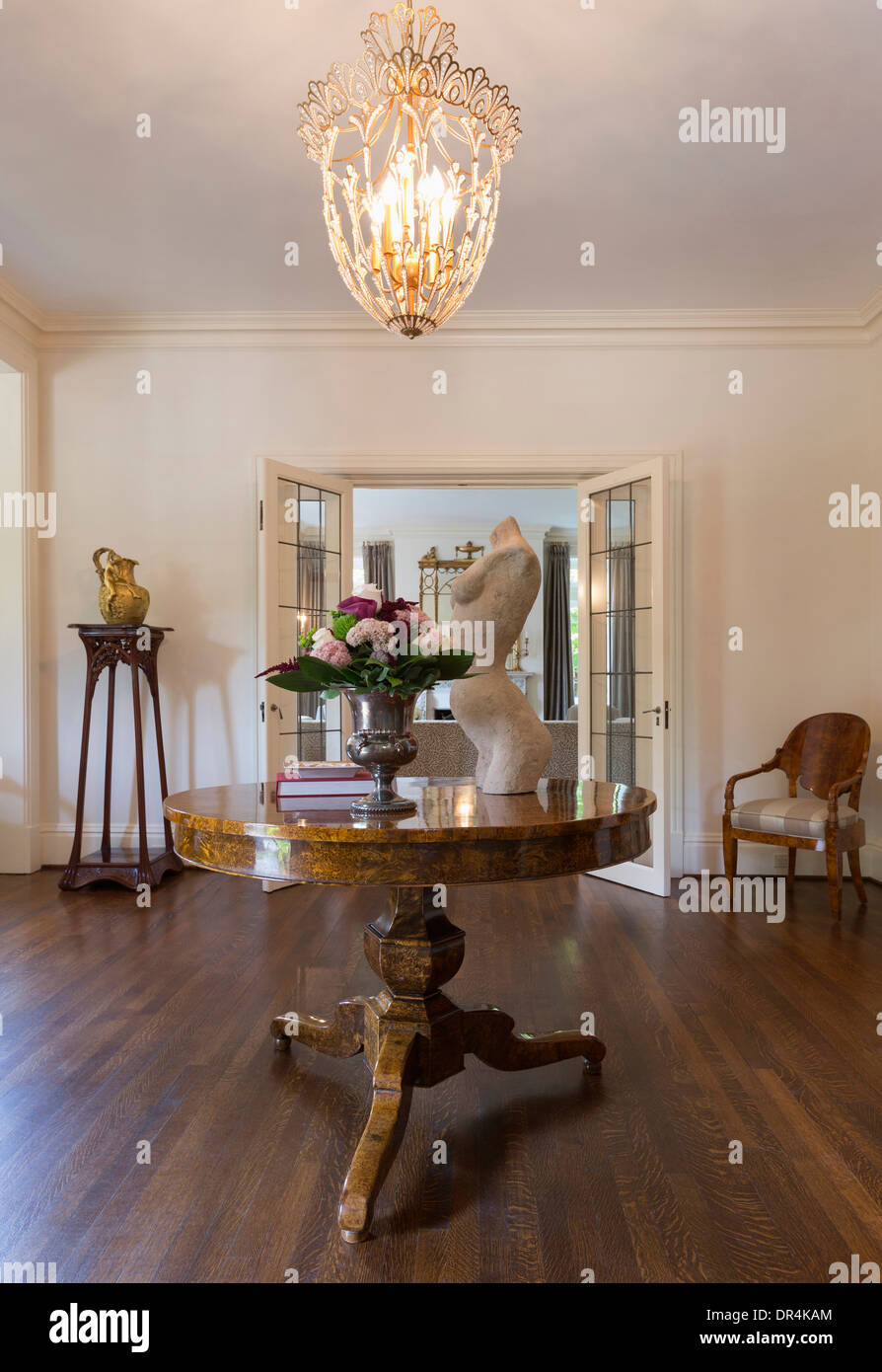 Foyer table hi-res stock photography and images - Alamy