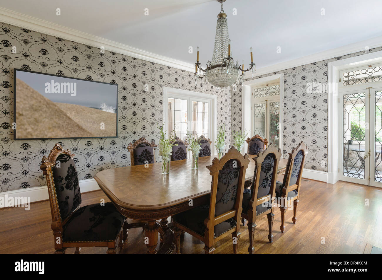 Ornate chairs and table hi-res stock photography and images - Alamy