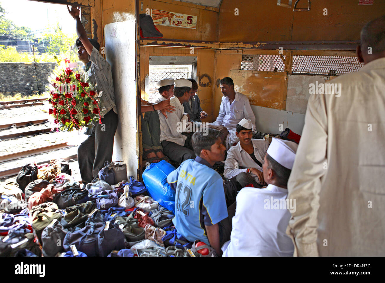 Packed train india hi-res stock photography and images - Alamy
