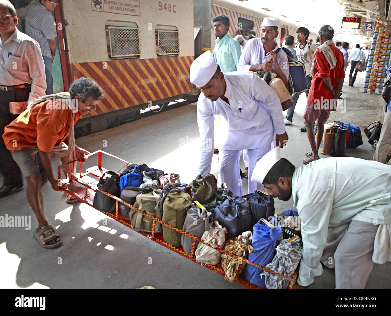 Packed train india hi-res stock photography and images - Alamy