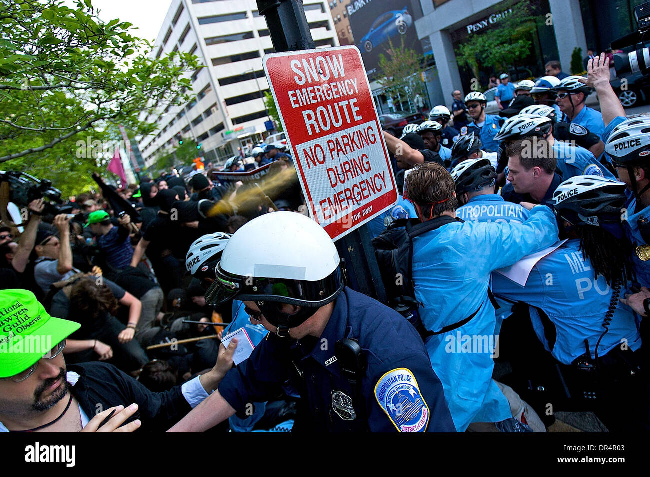 Pushing through a crowd hi-res stock photography and images - Alamy