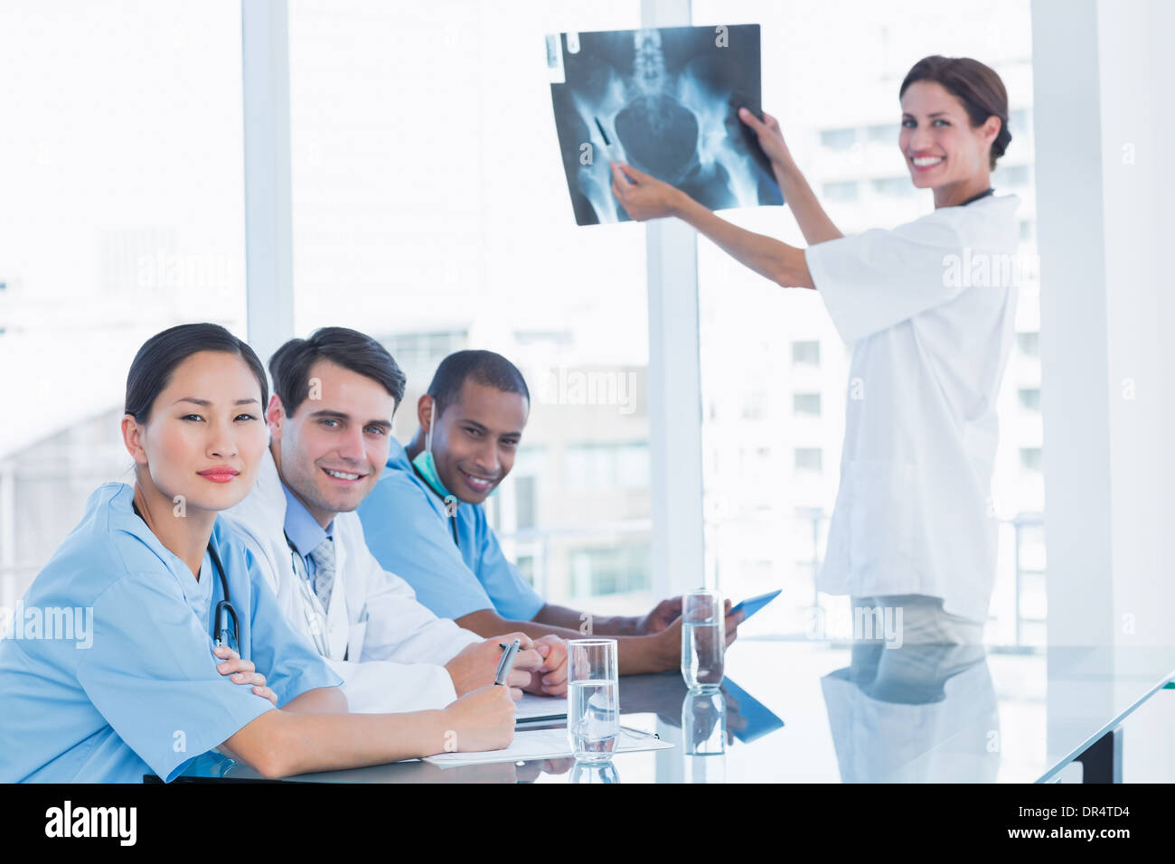Female doctor explaining x-ray to her team Stock Photo - Alamy