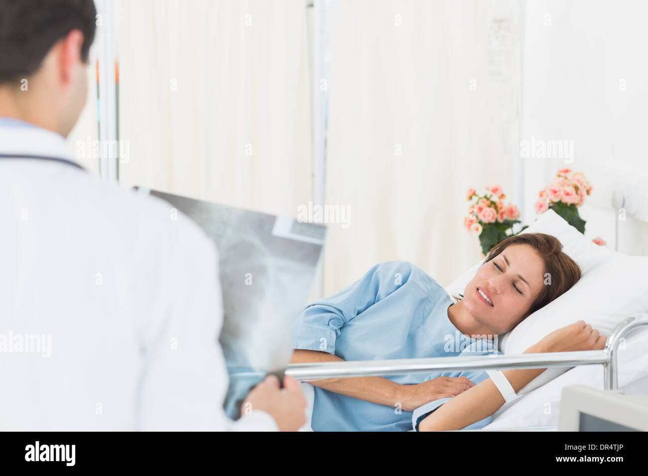 Doctor visiting patient in the hospital Stock Photo - Alamy