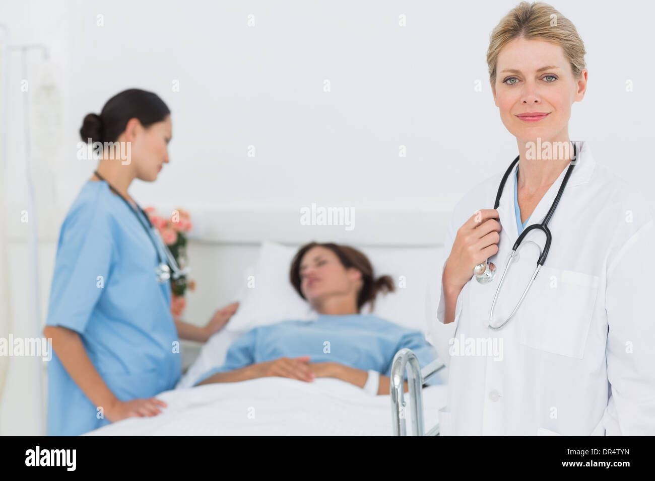 Doctors visiting patient in hospital Stock Photo - Alamy