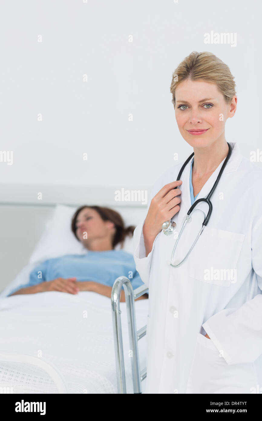 Doctor patient hospital hi-res stock photography and images - Alamy