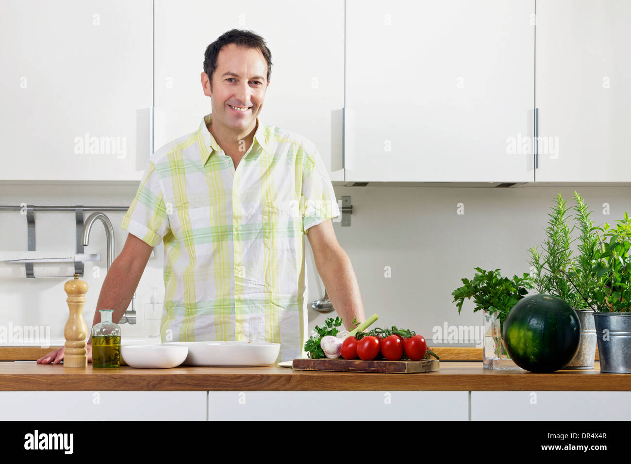 Man standing kitchen hi-res stock photography and images - Alamy