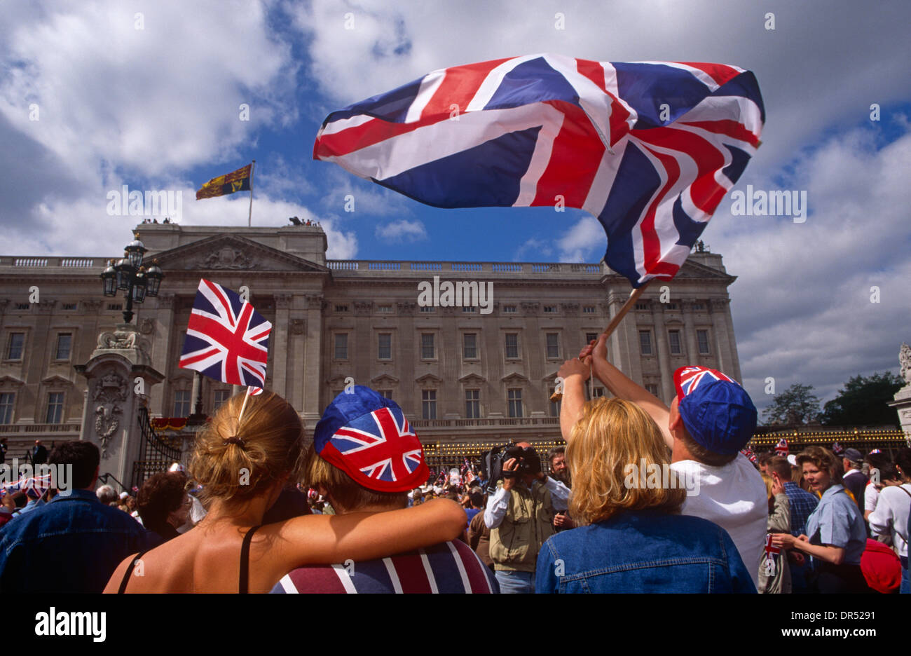 Londoners wave flags outside Buckingham Palace during 1995 VE Day 50th ...