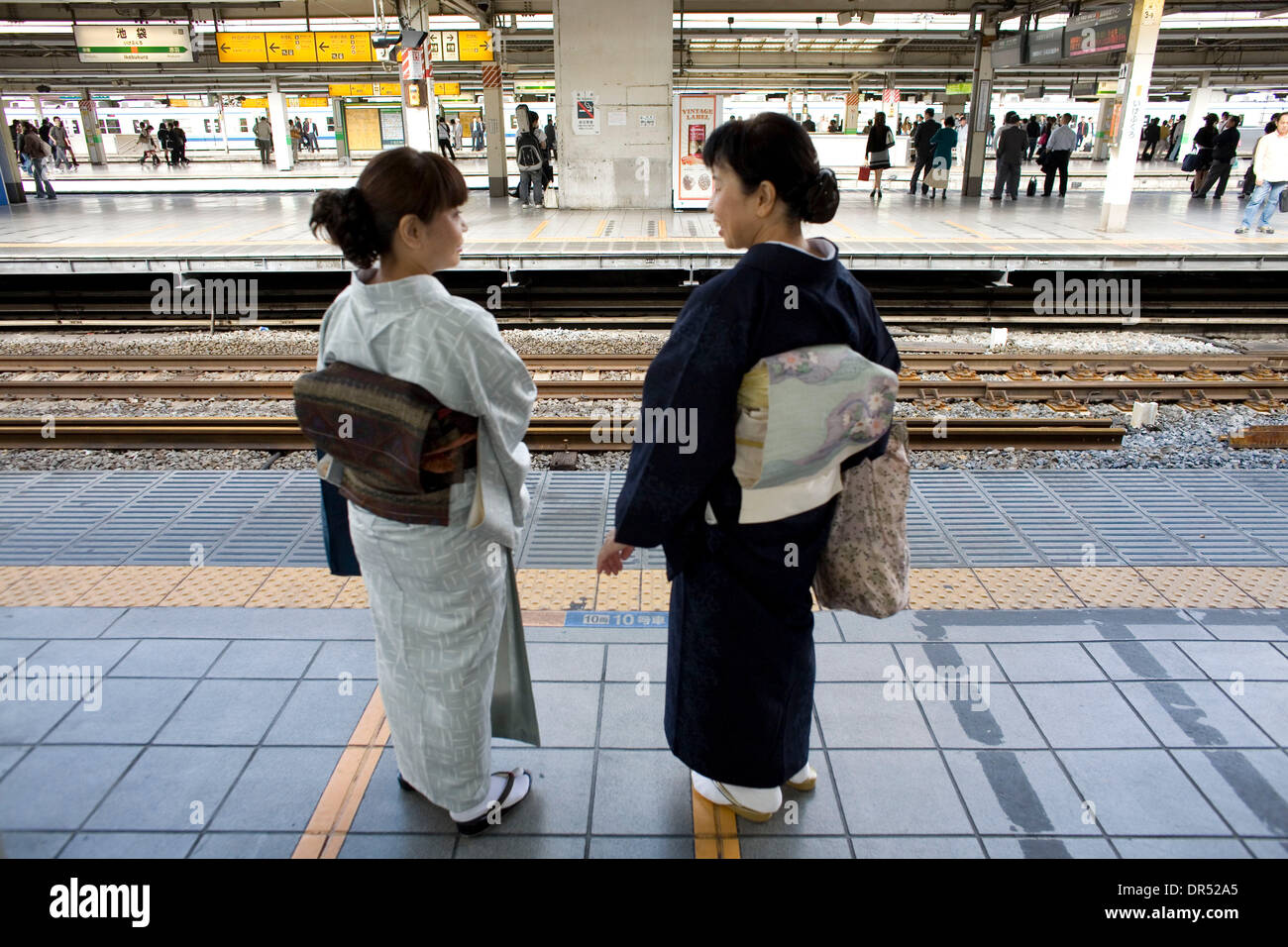 Kimonos traditional japanese dress code hi-res stock photography and ...