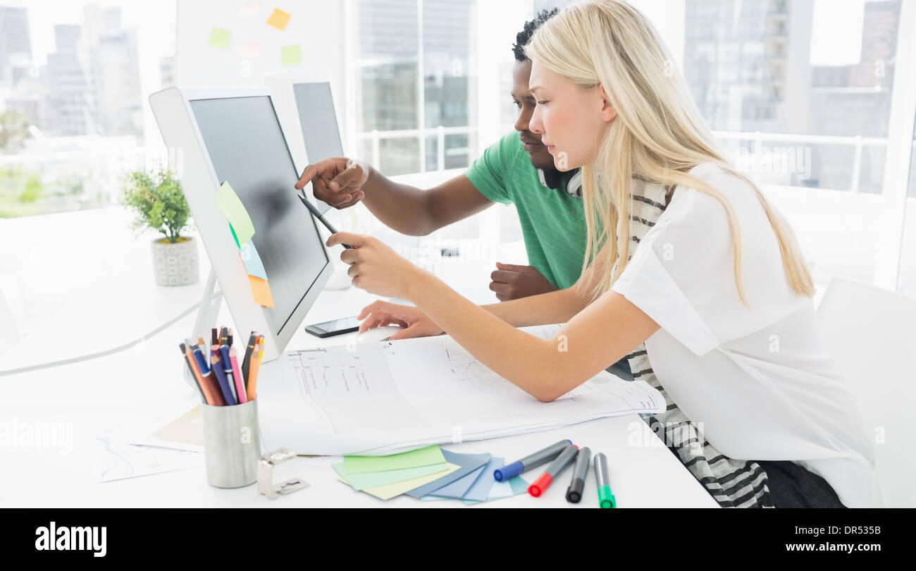 Computer couple screen hi-res stock photography and images - Alamy