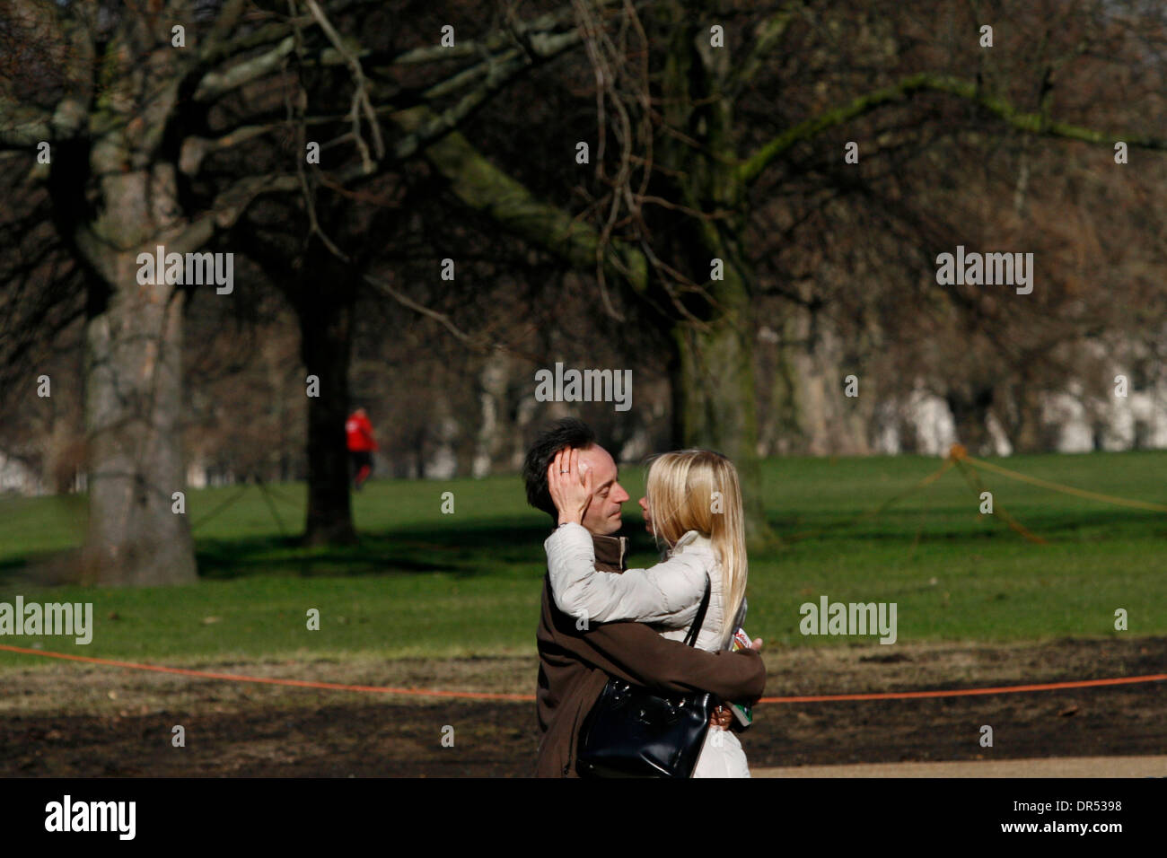 Couple kissing park uk hi-res stock photography and images - Alamy