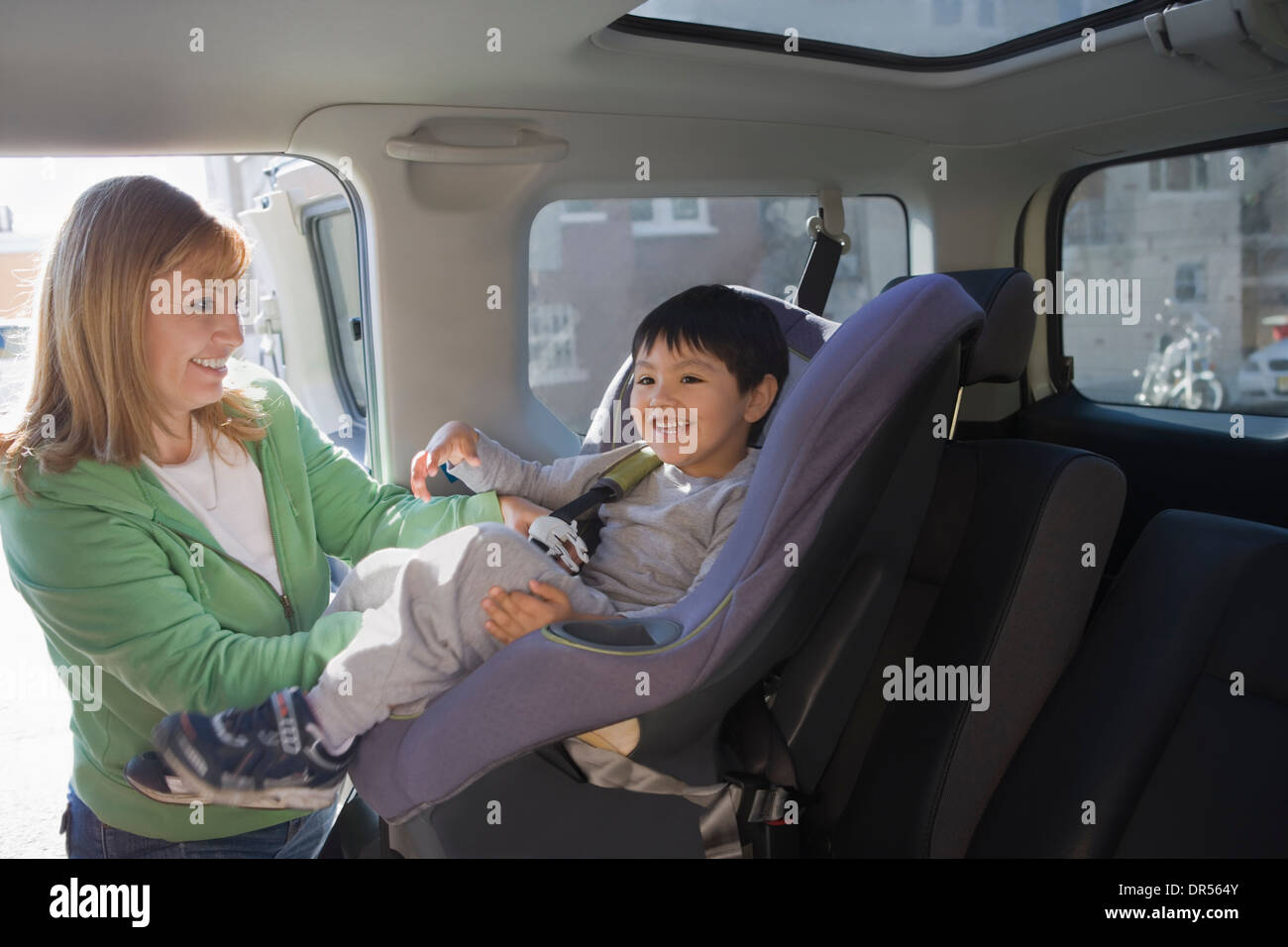 Loading the car hi-res stock photography and images - Alamy