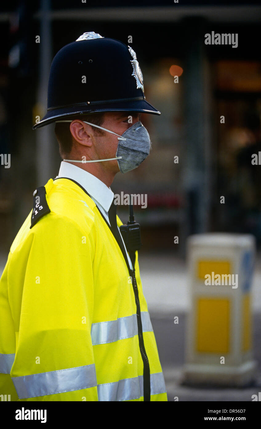 A Met Police officer wears a pollution mask while in traffic in central ...