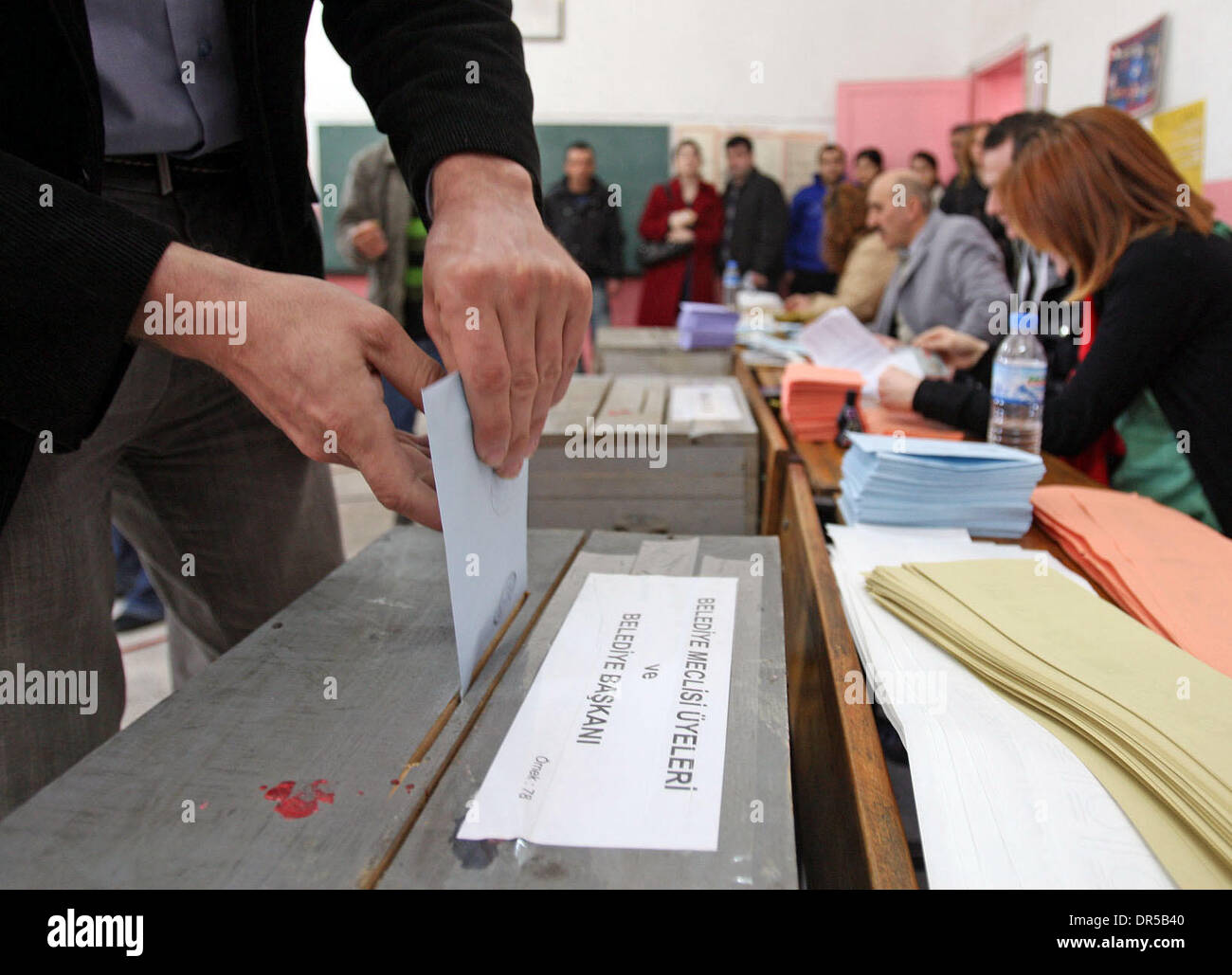 Mar 29, 2009 - Istanbul, Turkey - Some 48 million people are voting ...