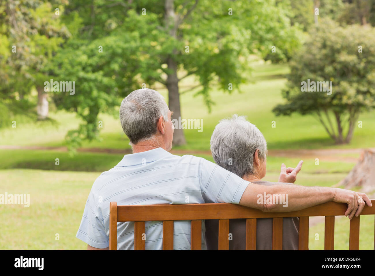 Couple park bench rear view hi-res stock photography and images - Alamy