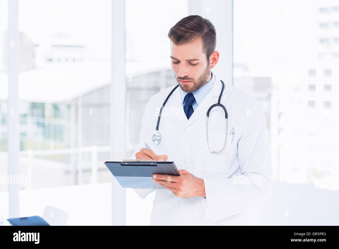 Doctor clipboard hi-res stock photography and images - Alamy