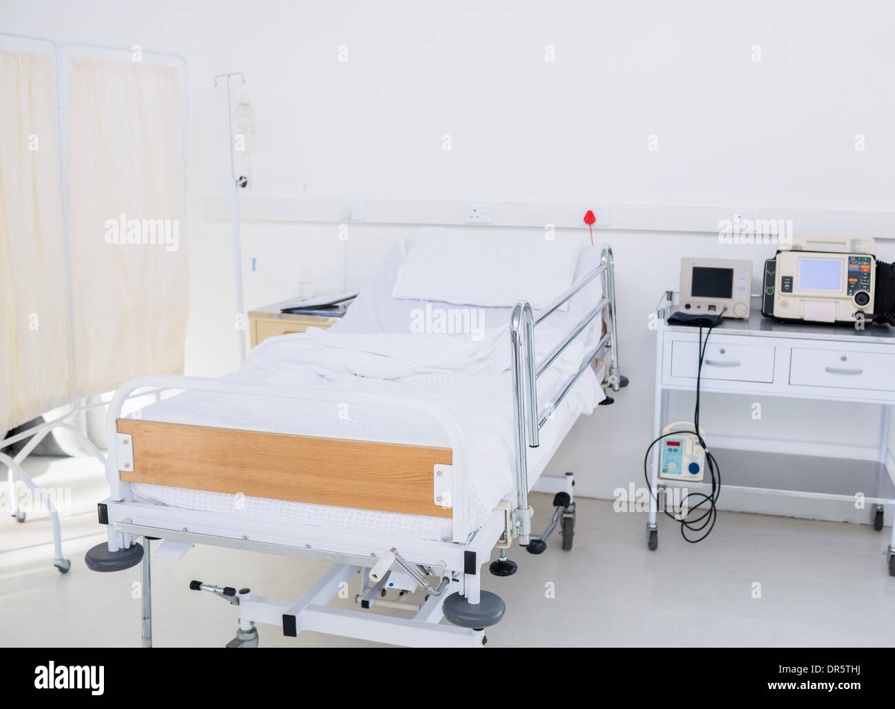 Empty hospital bed hi-res stock photography and images - Alamy