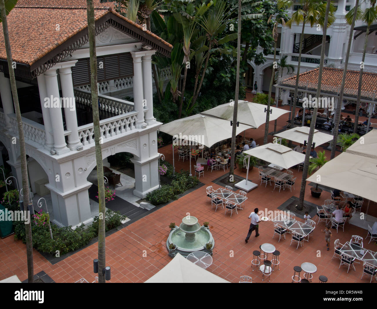 Bar at the courtyard of the world famous colonial-style Raffles Hotel ...