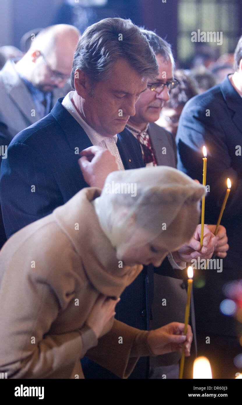 Apr 18, 2009 - Kiev, Ukraine - Ukrainian President VICTOR YUSHCHENKO (C ...