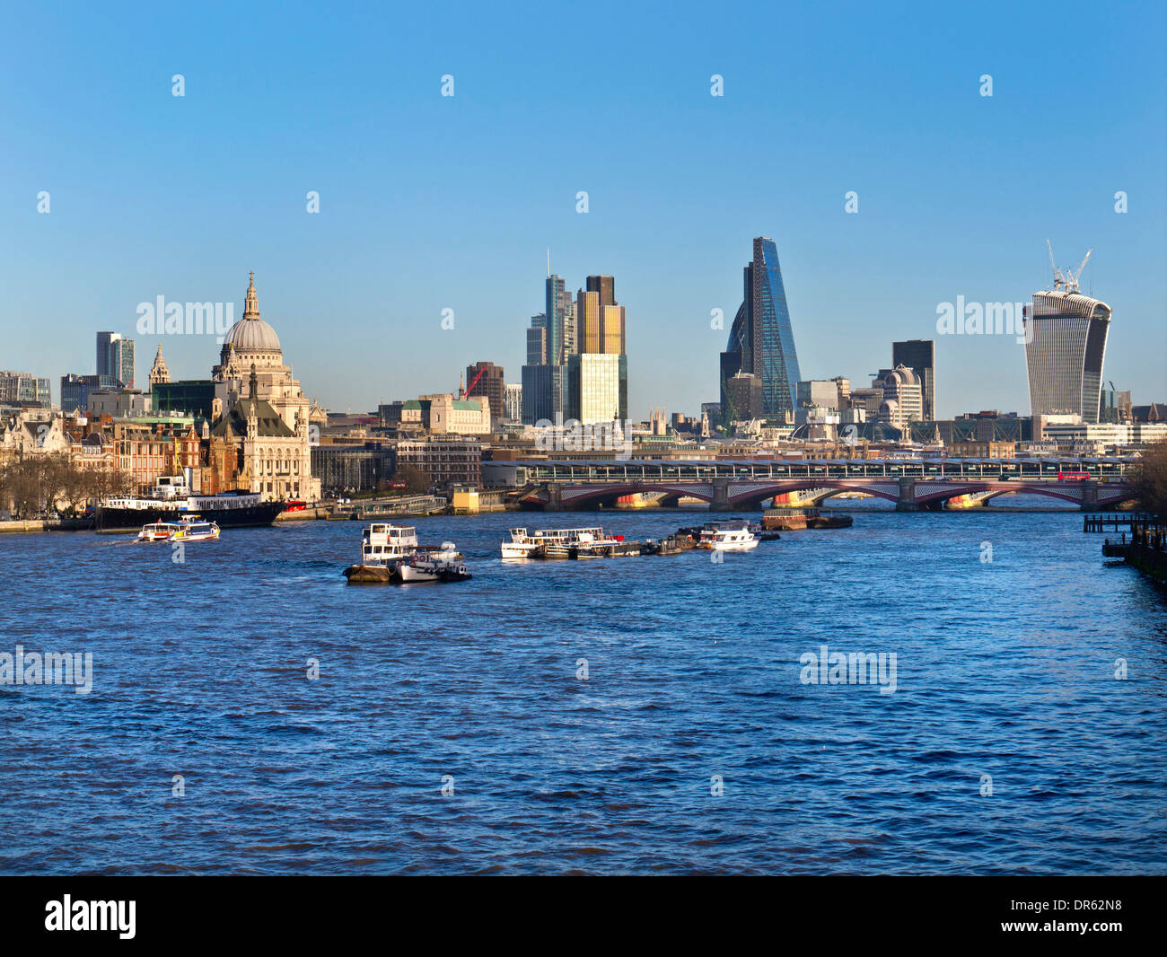 City of london dawn river thames hi-res stock photography and images ...